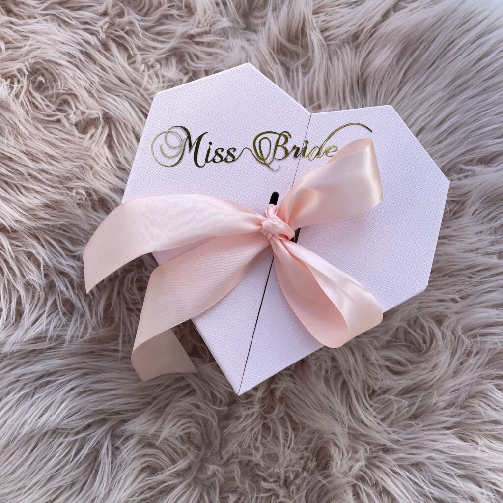 מארז לב פפיון | מתנות למסיבת רווקות - Miss Bride
